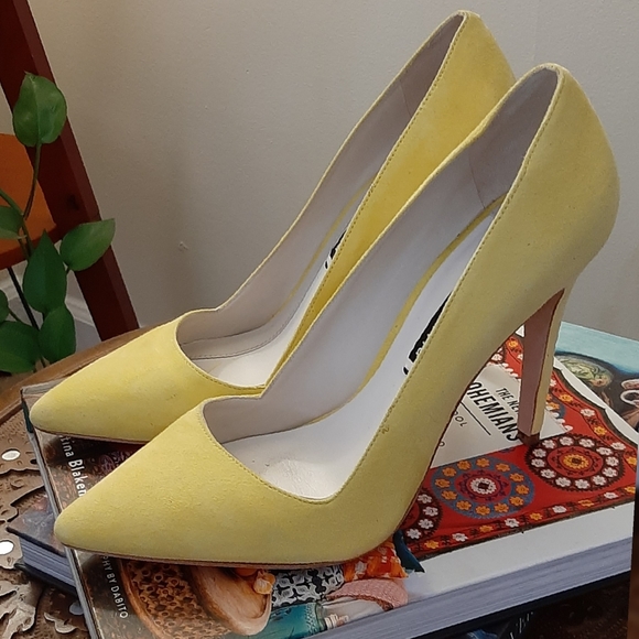 Alice + Olivia | Shoes | Alice Olivia Dina Yellow Suede Pointy Toe ...
